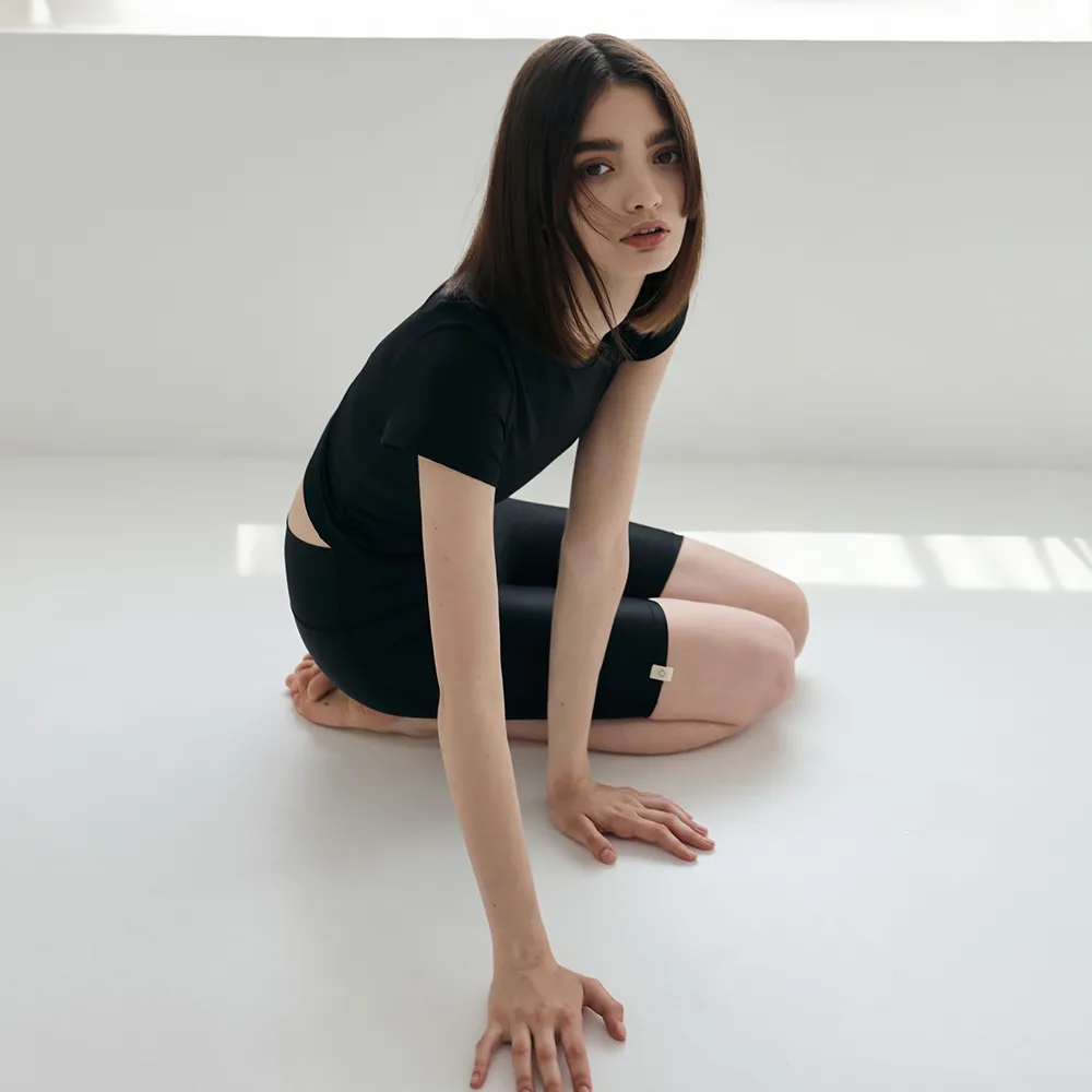 웨이크 슬릿 반팔티 DEVI-T0093-블랙 - 감도 깊은 취향 셀렉트샵 29CM