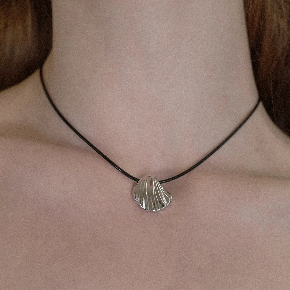 pleats shell necklace - 감도 깊은 취향 셀렉트샵 29CM