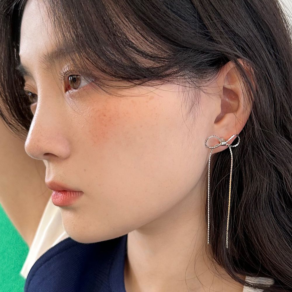 ribbon chain earring - 감도 깊은 취향 셀렉트샵 29CM
