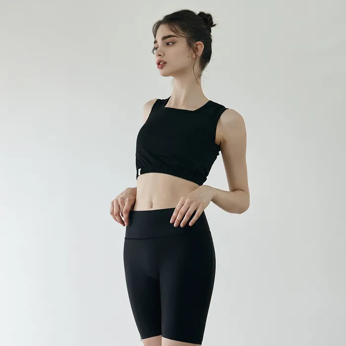 여성 요가복 DEVI-TS0039-블랙 필라테스 엠보 크롭 슬리브리스 - 감도 깊은 취향 셀렉트샵 29CM