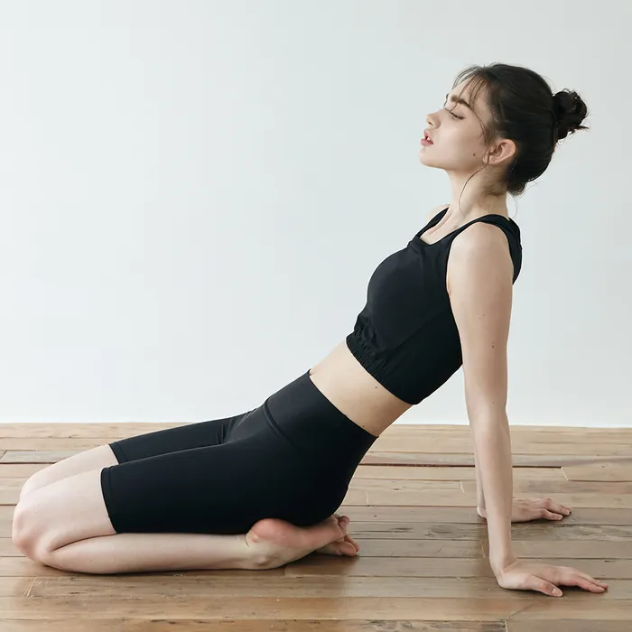 여성 요가복 DEVI-TS0039-블랙 필라테스 엠보 크롭 슬리브리스 - 감도 깊은 취향 셀렉트샵 29CM