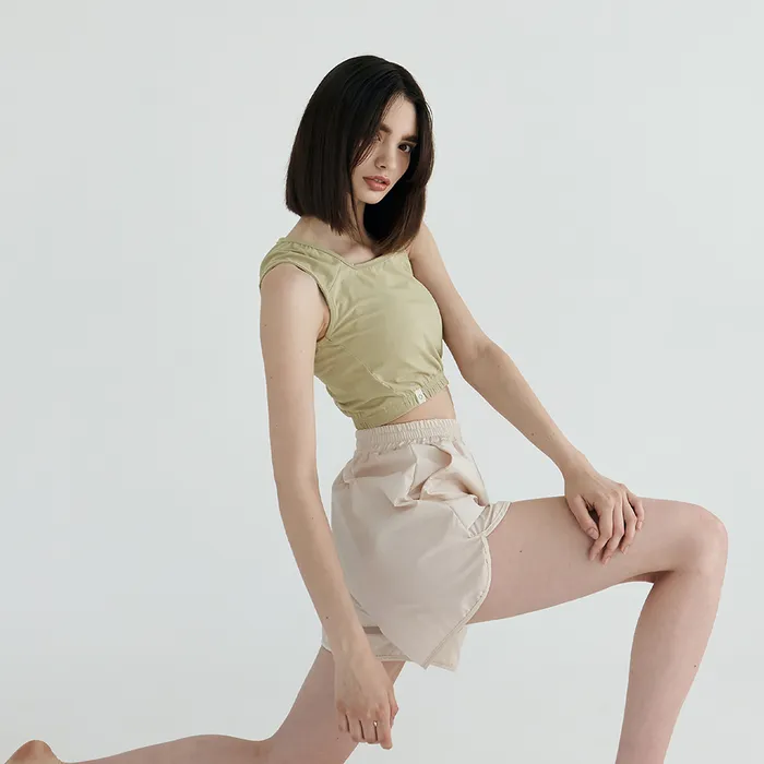 여성 요가복 DEVI-TS0039-그린샌드 필라테스 엠보 크롭 슬리브리스 - 감도 깊은 취향 셀렉트샵 29CM