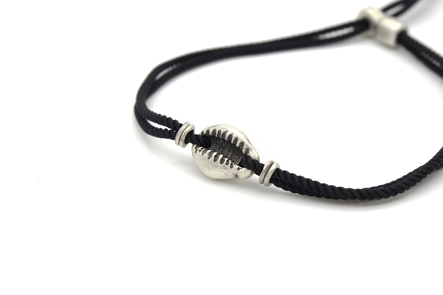 Shell string bracelet (black) - 감도 깊은 취향 셀렉트샵 29CM
