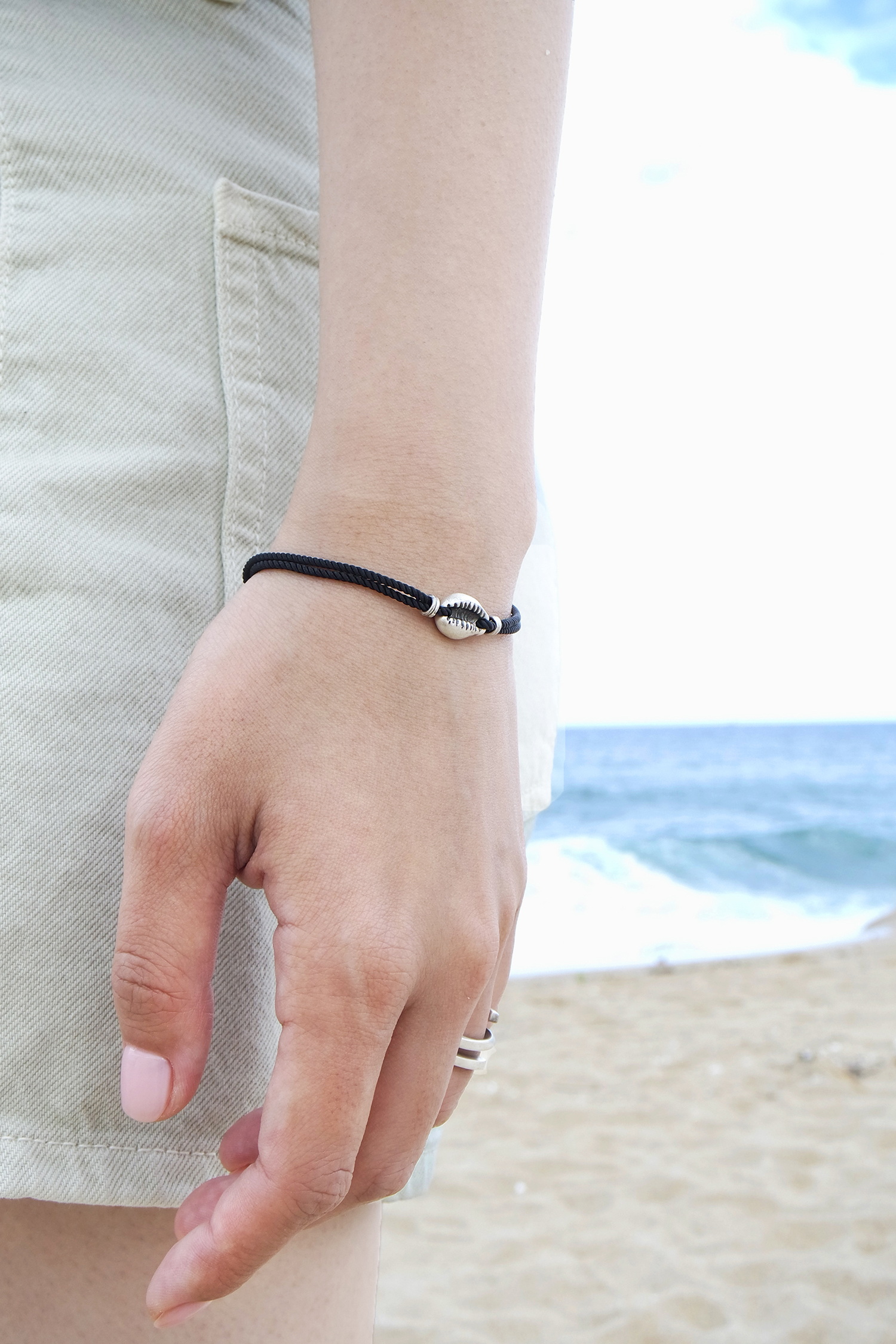 Shell string bracelet (black) - 감도 깊은 취향 셀렉트샵 29CM