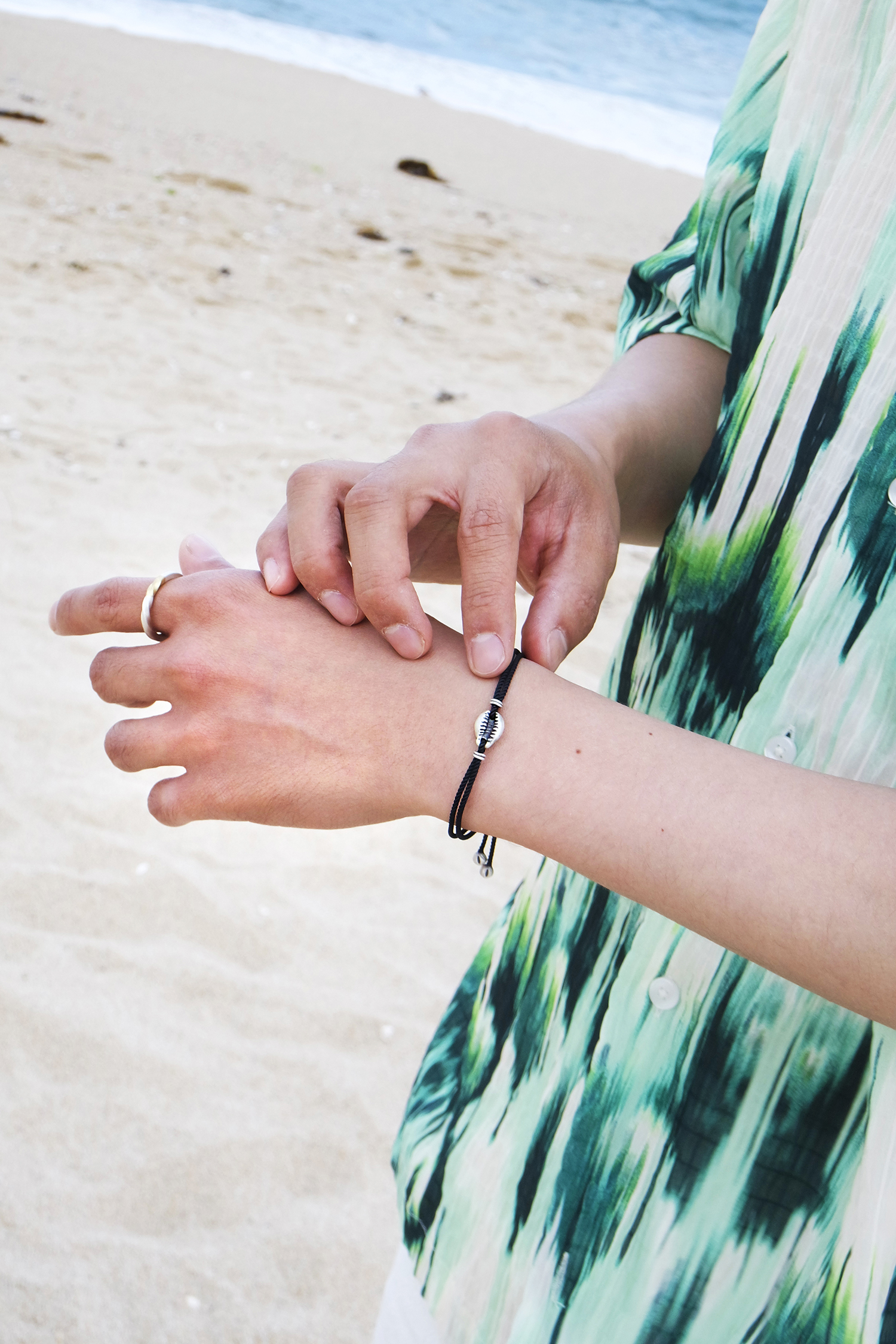 Shell string bracelet (black) - 감도 깊은 취향 셀렉트샵 29CM