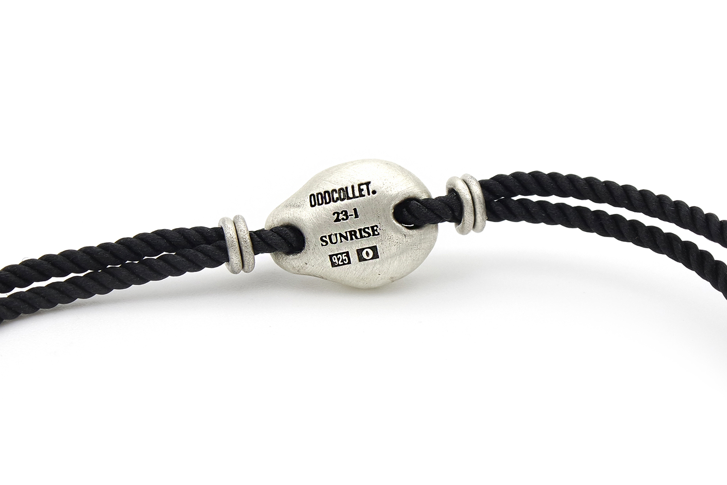 Shell string bracelet (black) - 감도 깊은 취향 셀렉트샵 29CM