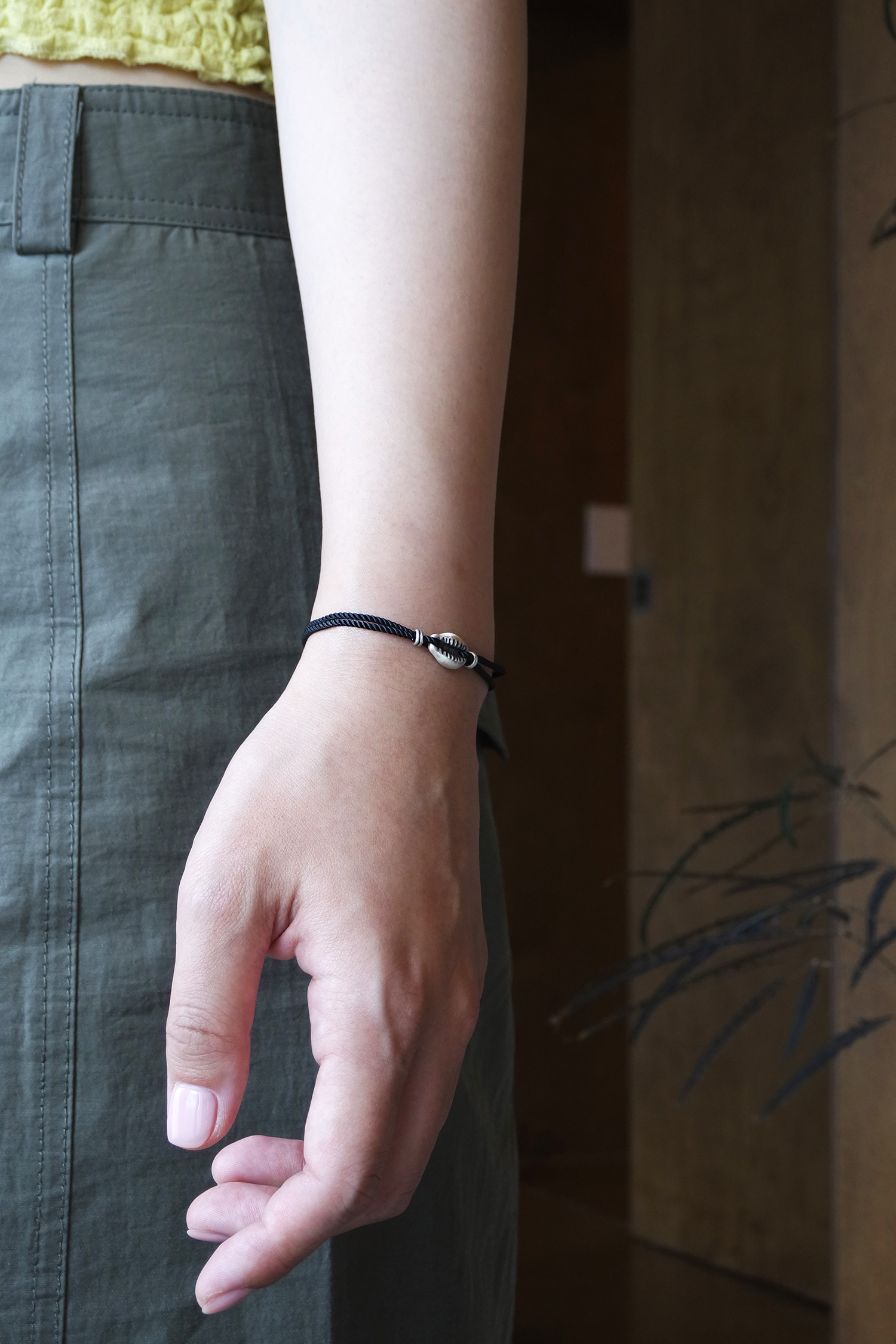 Shell string bracelet (black) - 감도 깊은 취향 셀렉트샵 29CM