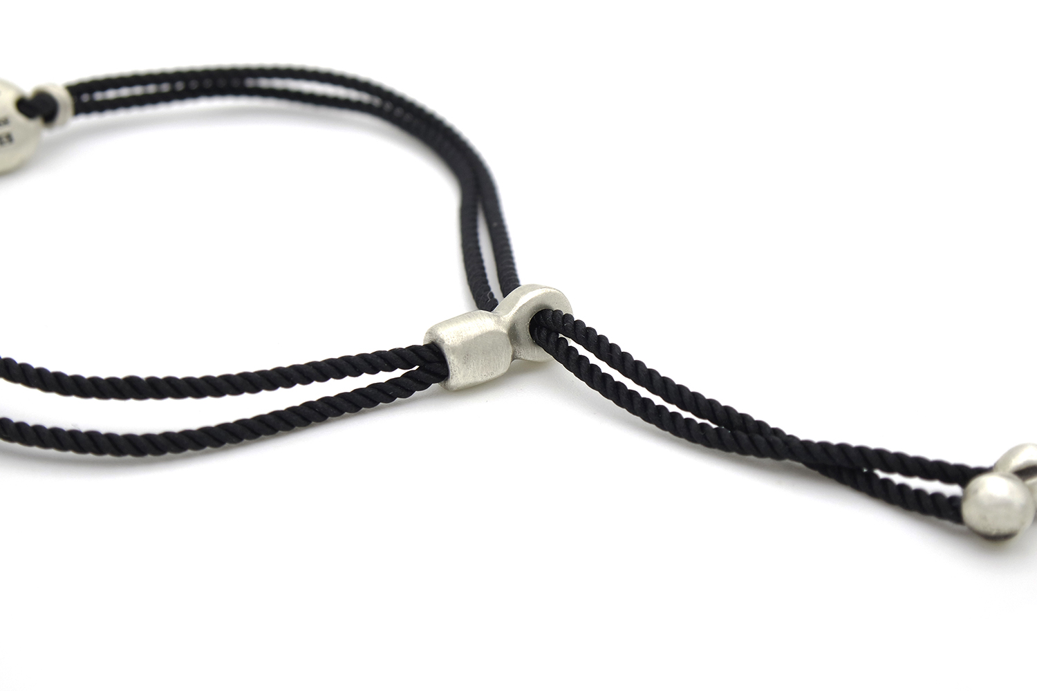 Shell string bracelet (black) - 감도 깊은 취향 셀렉트샵 29CM