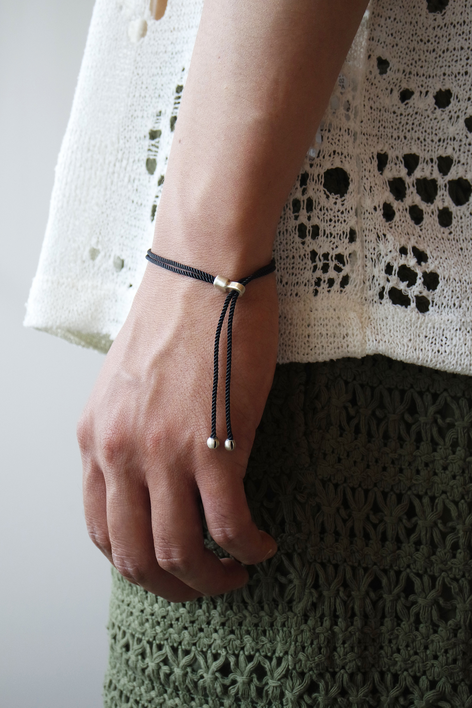 Shell string bracelet (black) - 감도 깊은 취향 셀렉트샵 29CM