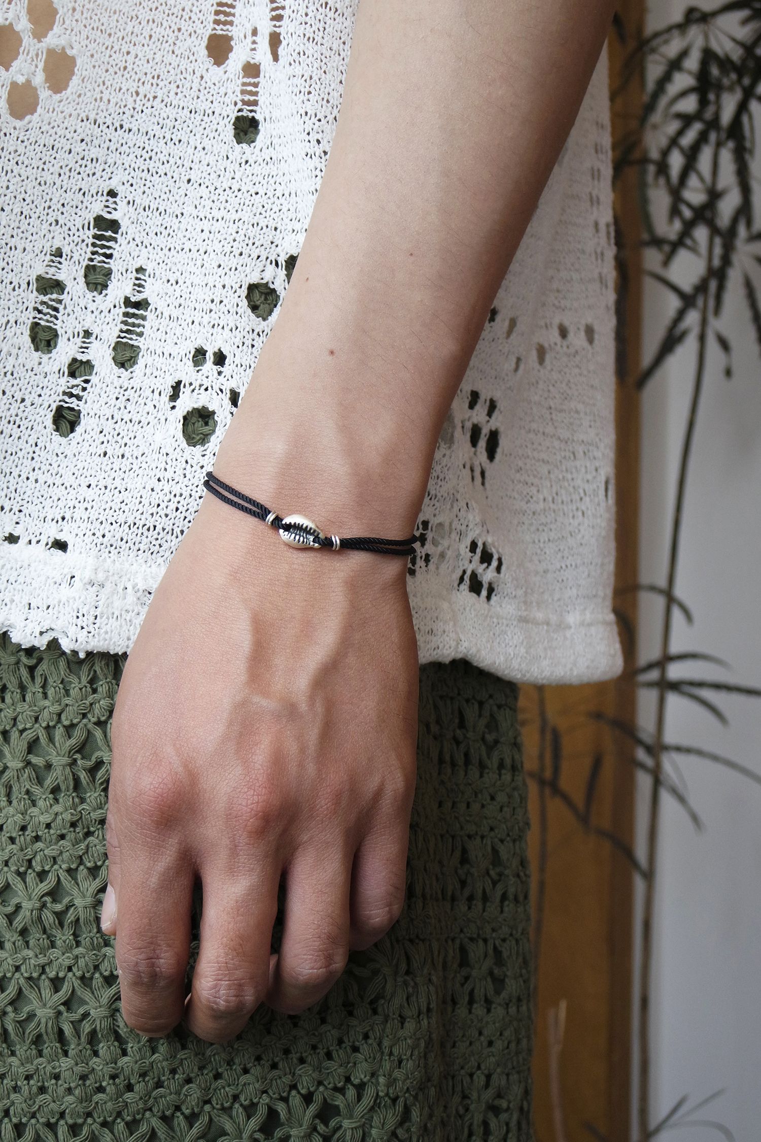 Shell string bracelet (black) - 감도 깊은 취향 셀렉트샵 29CM
