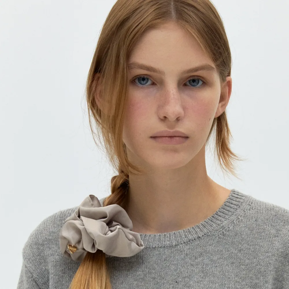heart charm scrunchie - taupe - 감도 깊은 취향 셀렉트샵 29CM