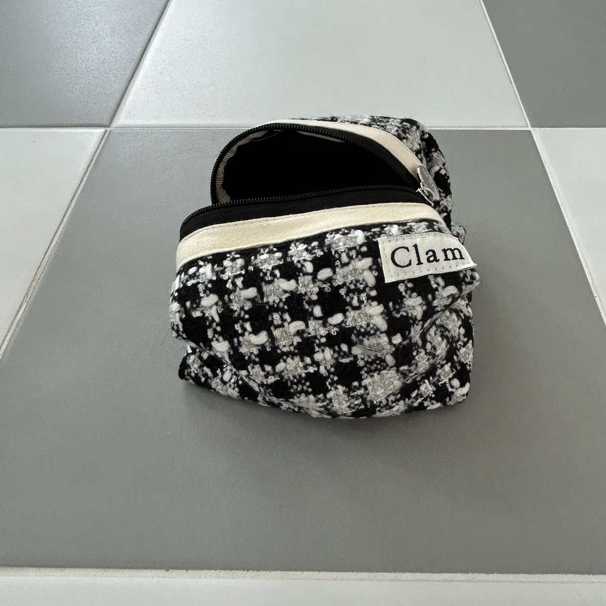Clam round pouch _ Tweed gray - 감도 깊은 취향 셀렉트샵 29CM