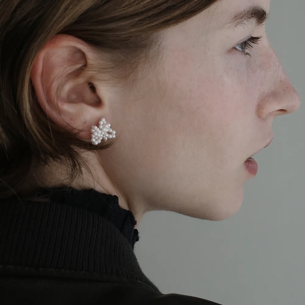 TINY PEARL PULL BOW EARRINGS - 감도 깊은 취향 셀렉트샵 29CM