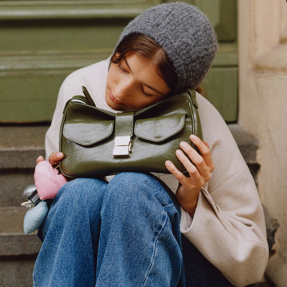 Eli Small in Dark Olive UA3AB020-47 - 감도 깊은 취향 셀렉트샵 29CM