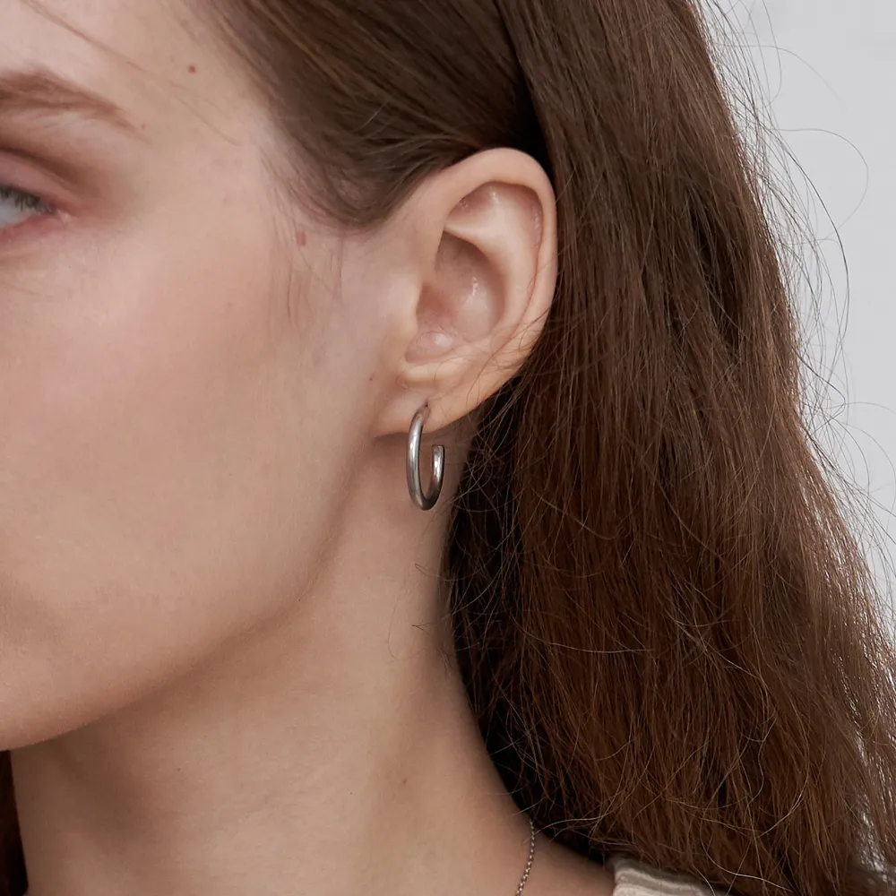 SIMPLE HOOP EARRINGS (2colors) AE4230020 - 감도 깊은 취향 셀렉트샵 29CM