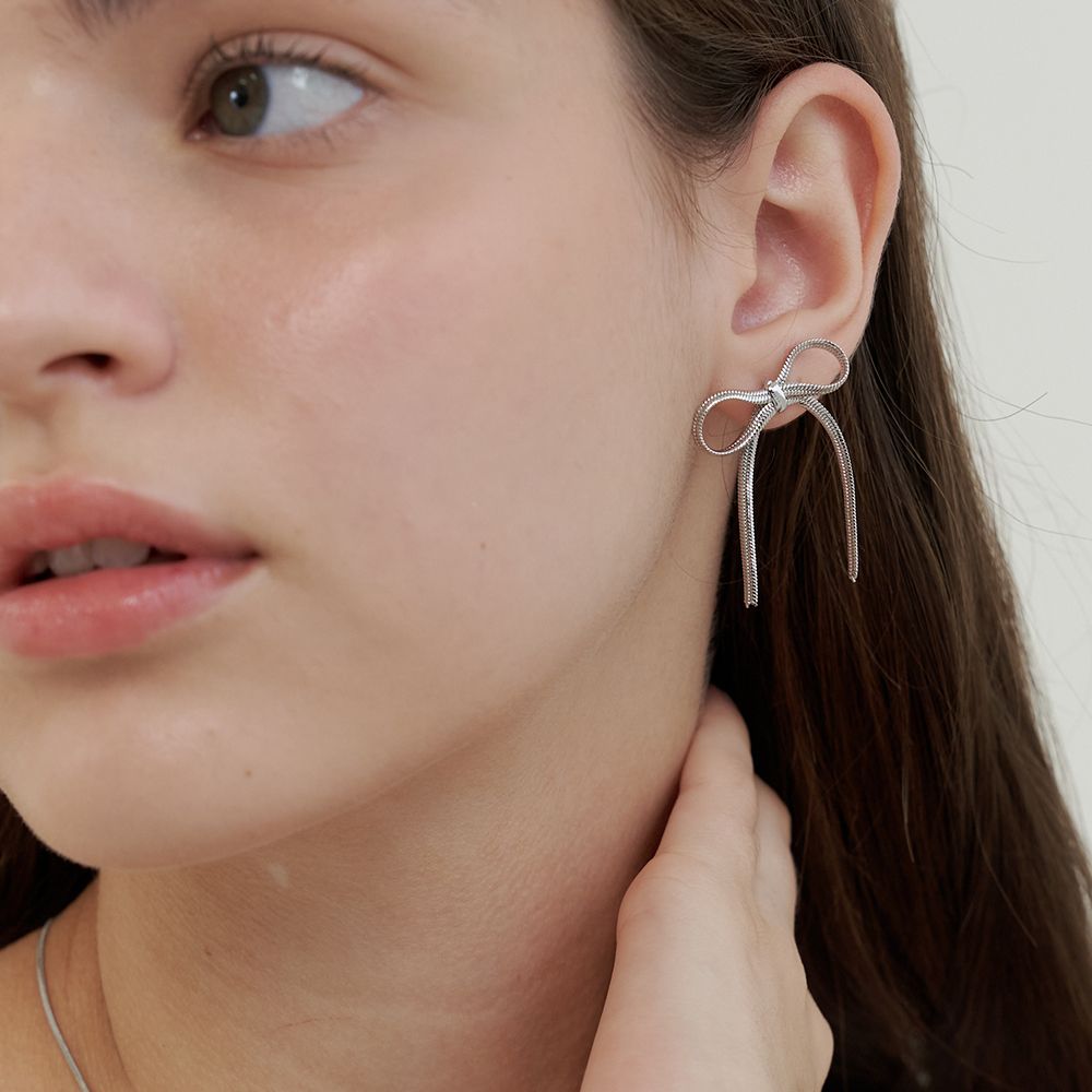 Metal ribbon Earring - 감도 깊은 취향 셀렉트샵 29CM