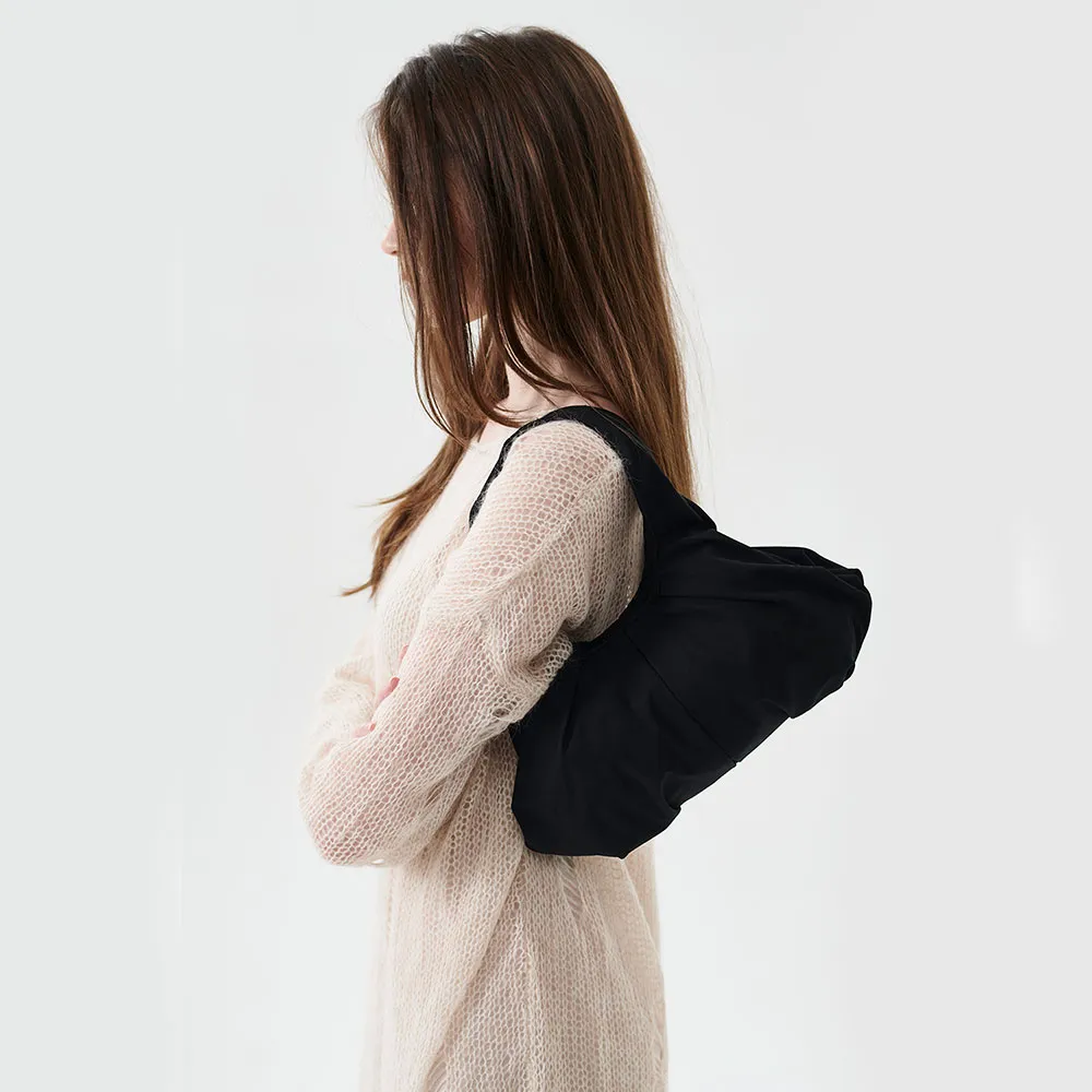 Rustling hand bag [Black] - 감도 깊은 취향 셀렉트샵 29CM