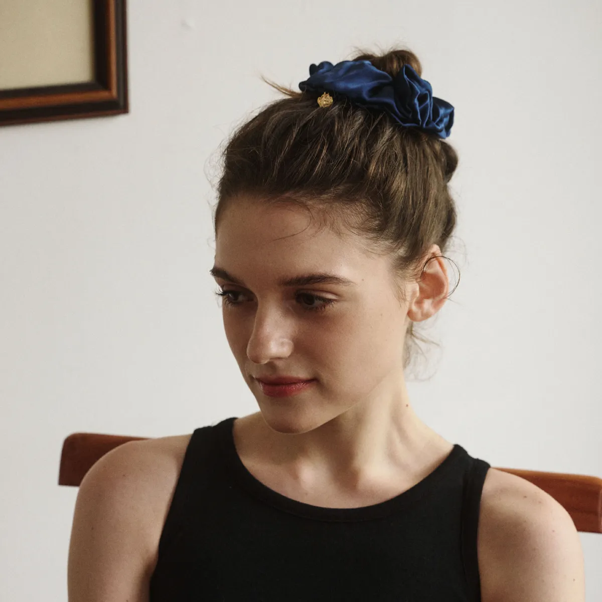 SILK SCRUNCHIE (NAVY)_실크 스크런치 - 감도 깊은 취향 셀렉트샵 29CM