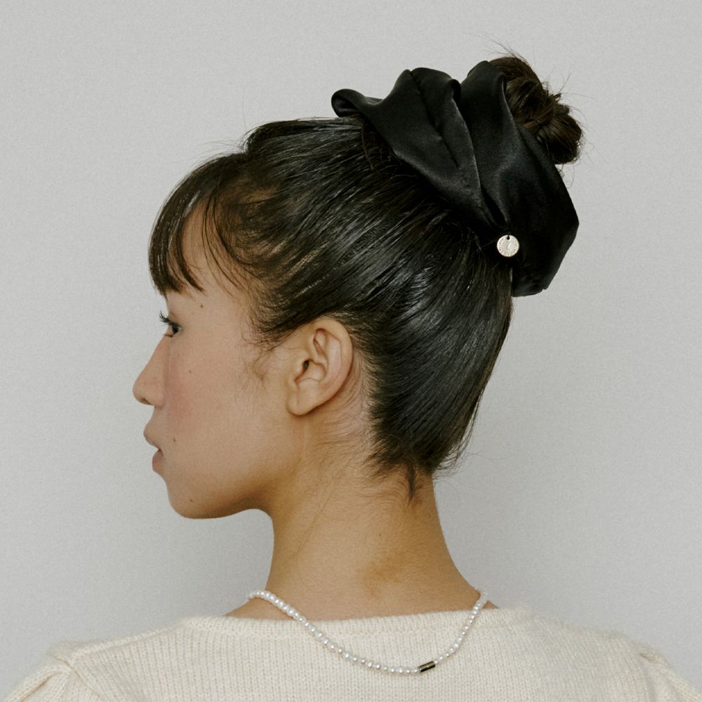 Lucir zu Satin big scrunchie (black) - 감도 깊은 취향 셀렉트샵 29CM