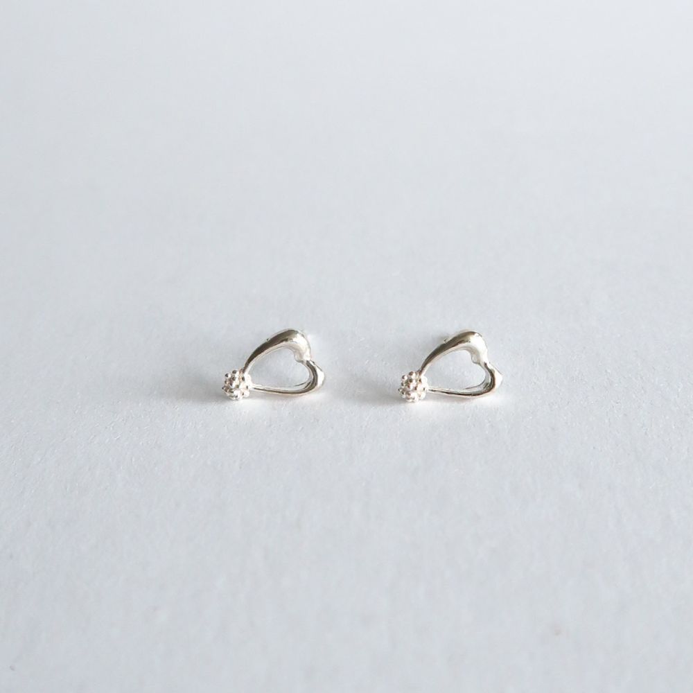 silver 925 Tiny heart earring - 감도 깊은 취향 셀렉트샵 29CM