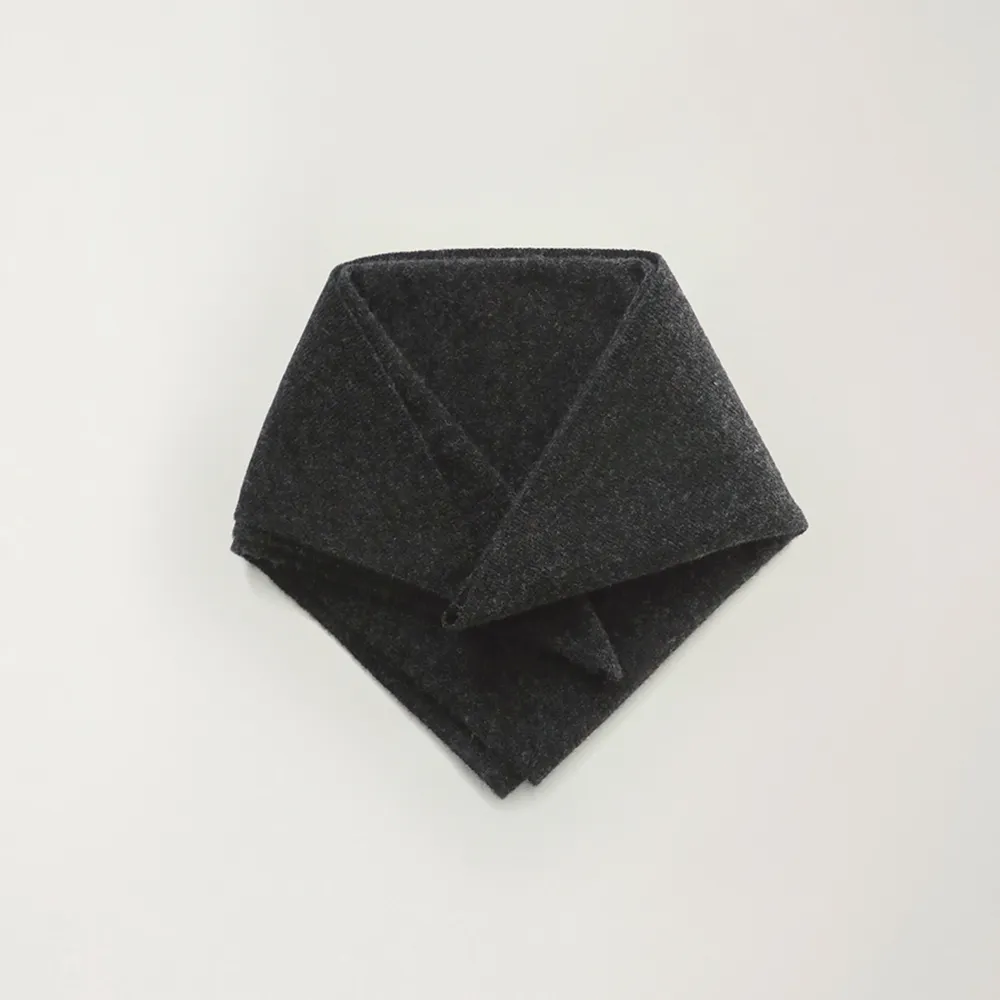 [예약주문 01/02 순차배송] Triangle cashmere muffler (Charcoal) - 감도 깊은 취향 셀렉트샵 29CM