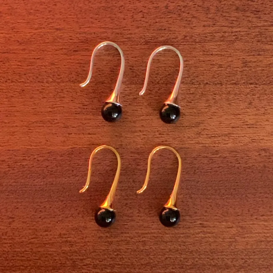 Onyx Hook earrings - 감도 깊은 취향 셀렉트샵 29CM