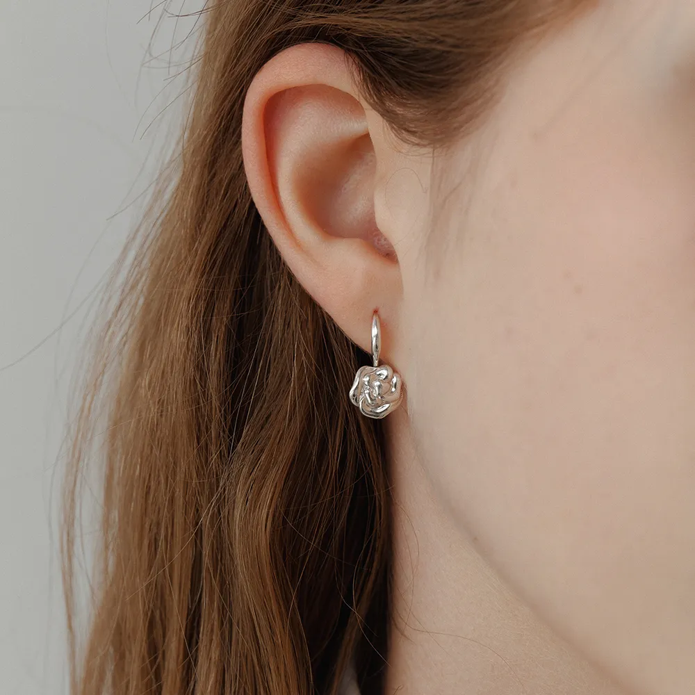 Deep Rose Hook Earring - Silver - 감도 깊은 취향 셀렉트샵 29CM