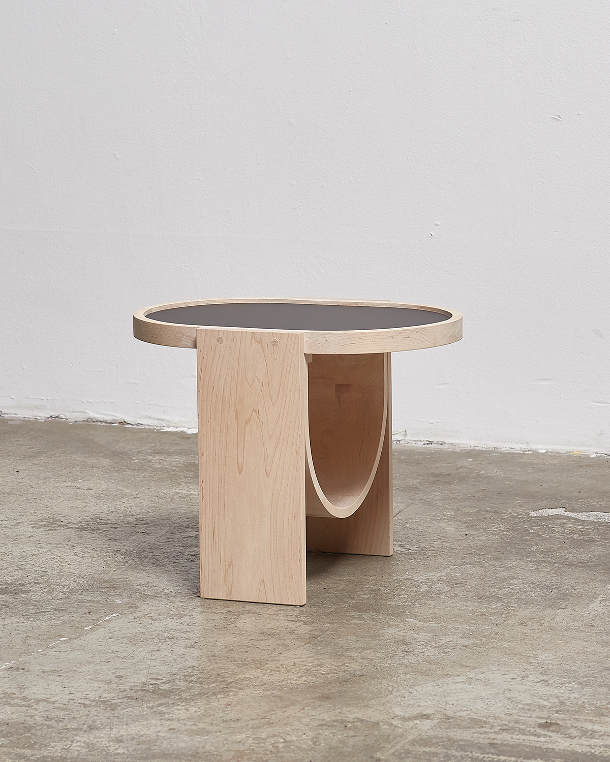 Two Legs Side Table - 감도 깊은 취향 셀렉트샵 29CM