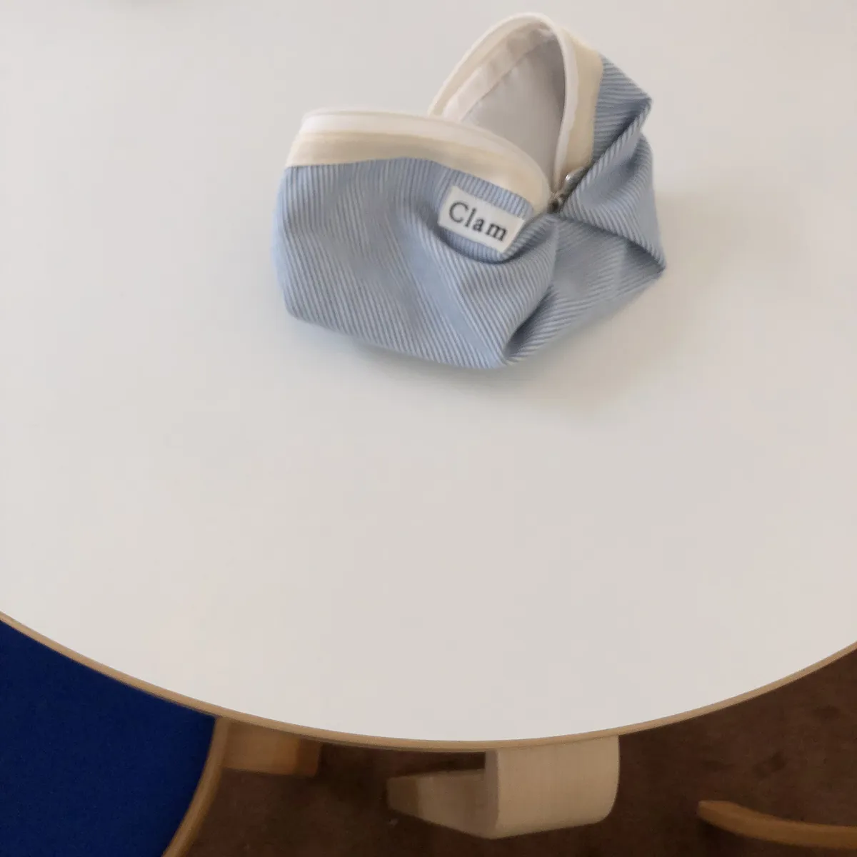 Clam round pouch _ Little stripe - 감도 깊은 취향 셀렉트샵 29CM