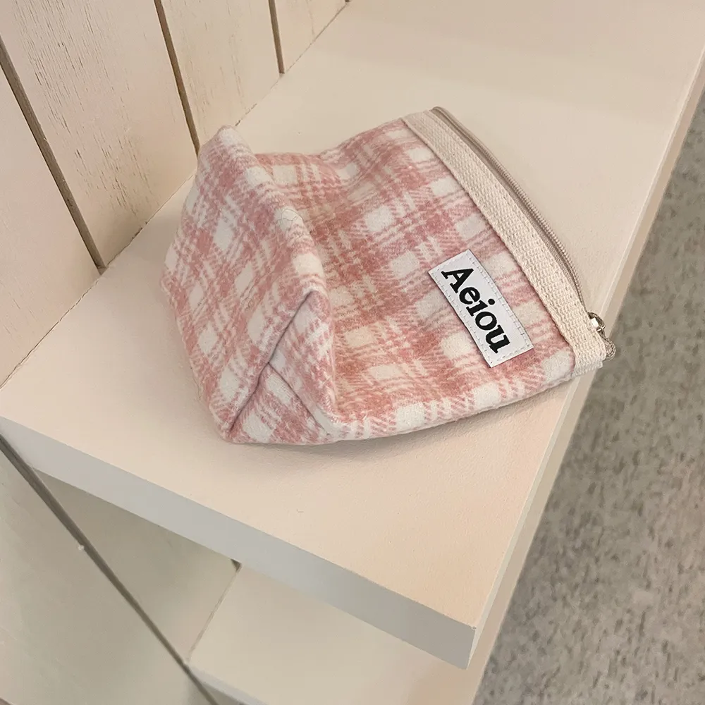 Aeiou Basic Pouch (M size) Blanket Pink Check - 감도 깊은 취향 셀렉트샵 29CM