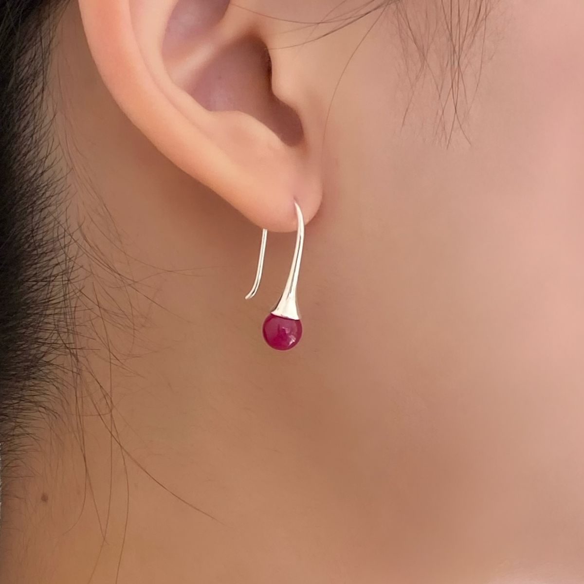 Ruby Hook earrings - 감도 깊은 취향 셀렉트샵 29CM