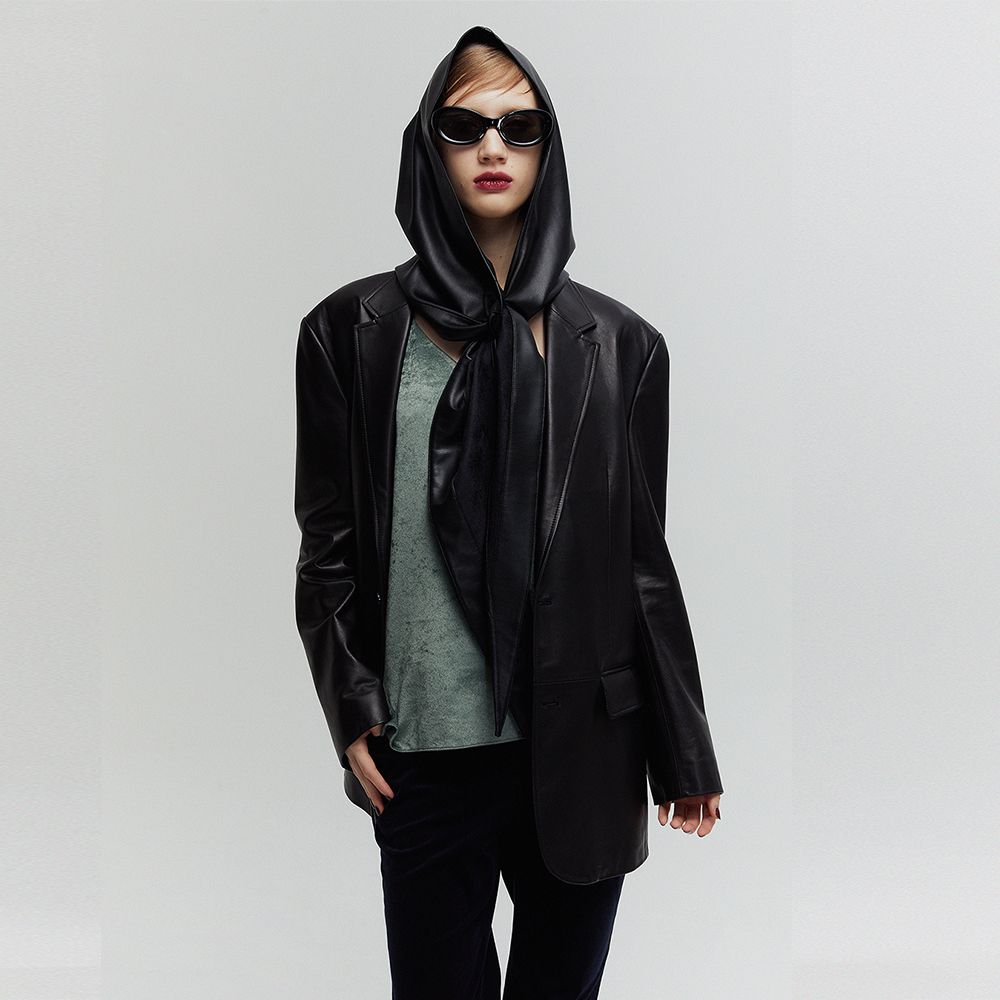 [DE BASE] HOODY FAUX LEATHER MUFFLER_BLACK - 감도 깊은 취향 셀렉트샵 29CM
