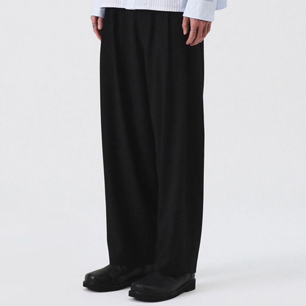 Relaxed Tapered Two Tuck Slacks (Black)_J3PNX24103BKX - 감도 깊은 취향 셀렉트샵 29CM