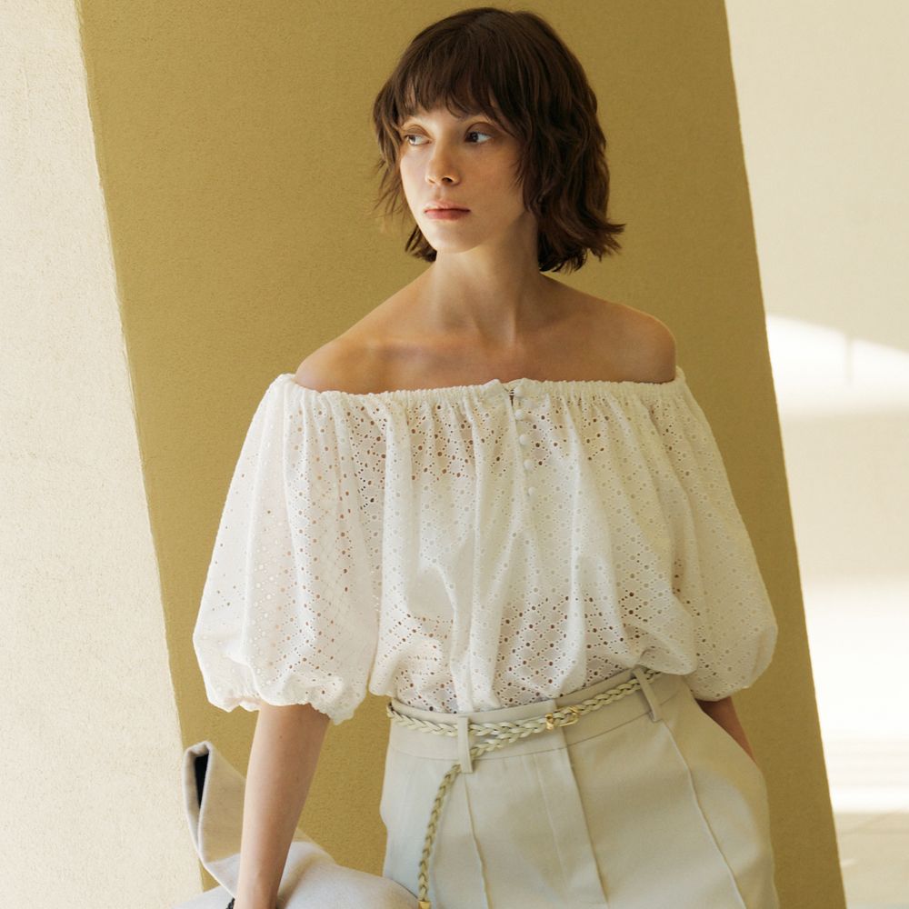 OFF-SHOULDER LACE BLOUSE (2COLOR) - 감도 깊은 취향 셀렉트샵 29CM