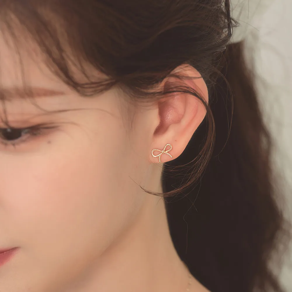 14K post 도로시 리본 귀걸이 - 감도 깊은 취향 셀렉트샵 29CM