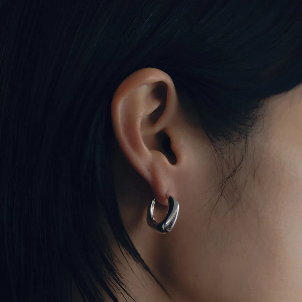 Large Velvet Edge Hoops - 감도 깊은 취향 셀렉트샵 29CM