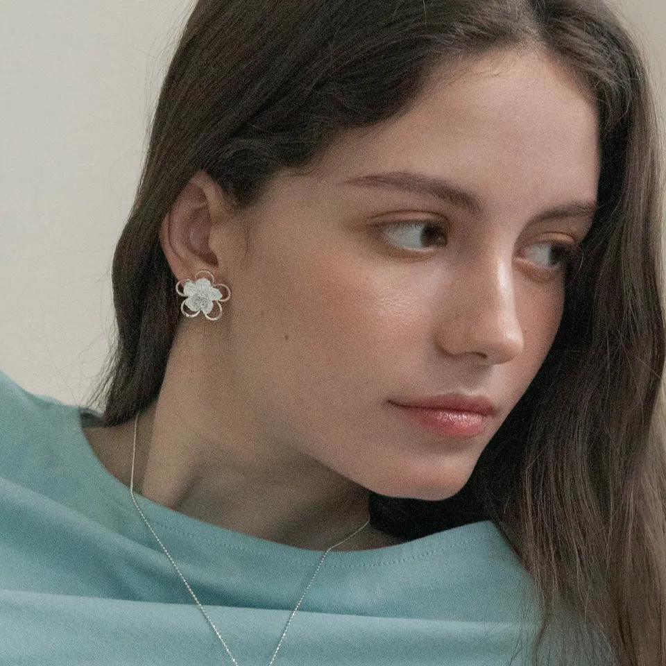 Double flower knit earring (Silver) - 감도 깊은 취향 셀렉트샵 29CM