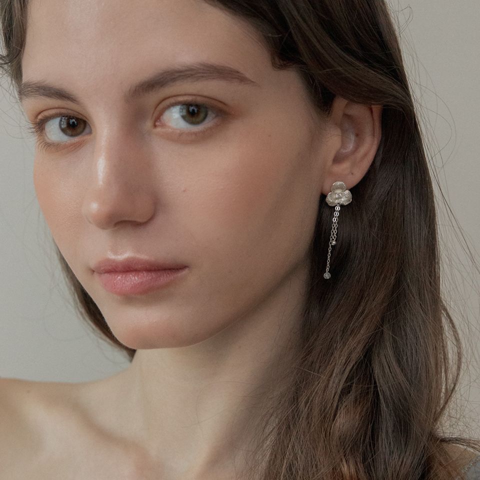 [Silver] Bright flower and drop chain earring - 감도 깊은 취향 셀렉트샵 29CM
