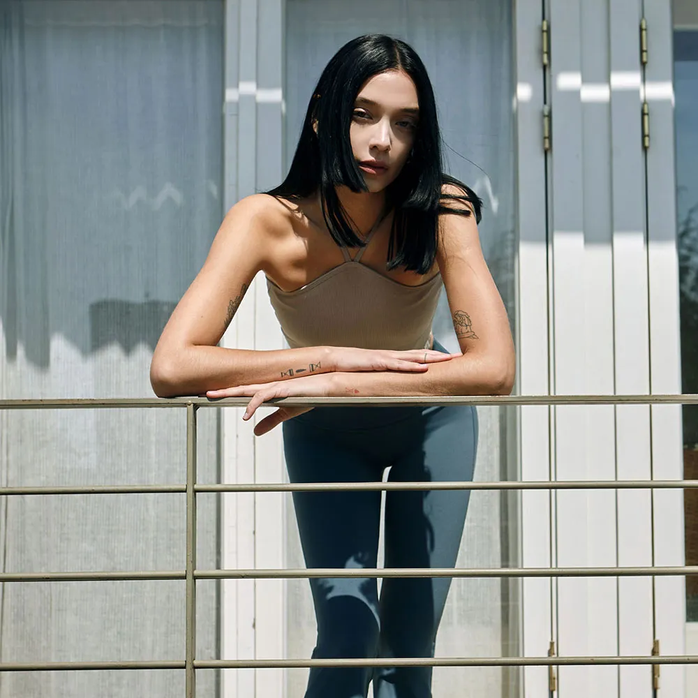 라나 홀터 크롭탑 DEVI-TS0046-코코아 - 감도 깊은 취향 셀렉트샵 29CM