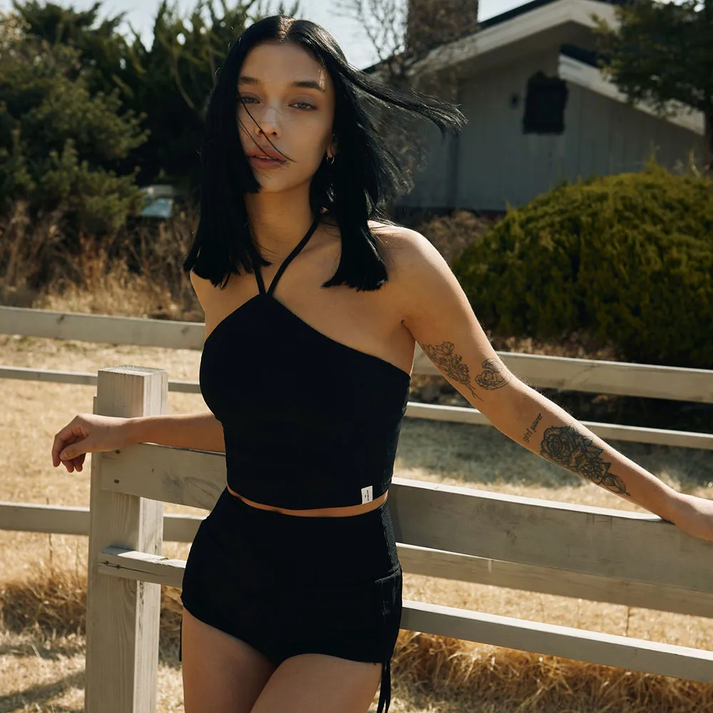 라나 홀터 크롭탑 DEVI-TS0046-블랙 - 감도 깊은 취향 셀렉트샵 29CM