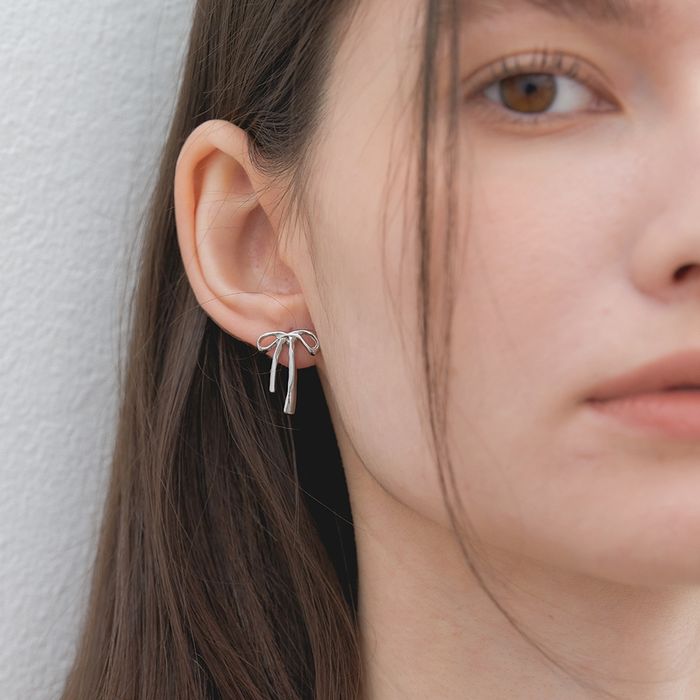 ribbon pendant earrings (E025_silver) - 감도 깊은 취향 셀렉트샵 29CM