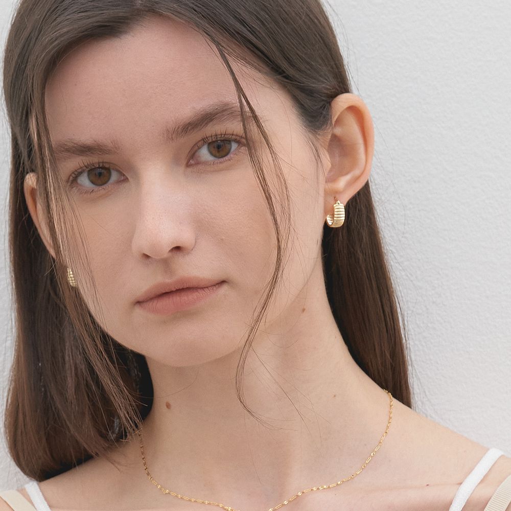 round shell one touch earrings (E027_gold) - 감도 깊은 취향 셀렉트샵 29CM