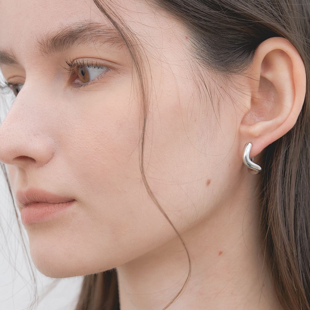 atypical curved one touch earrings (E028_silver) - 감도 깊은 취향 셀렉트샵 29CM
