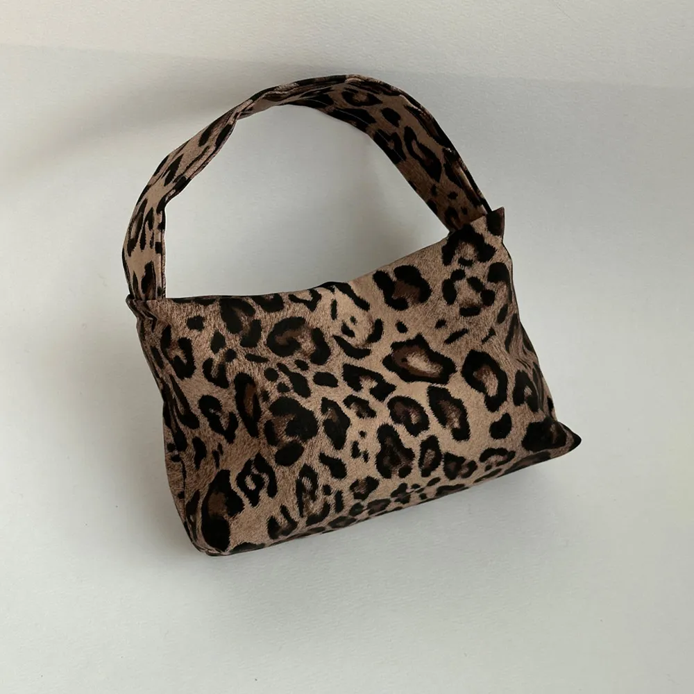 Poki bag _ leopard - 감도 깊은 취향 셀렉트샵 29CM