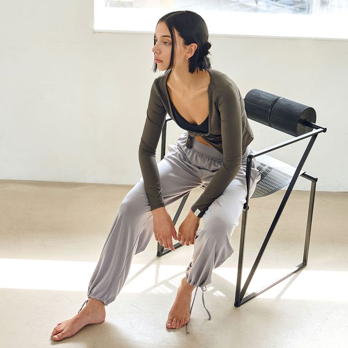 여성 요가복 DEVI-T0106-브라운 필라테스 글로우 트위스트 커버업 - 감도 깊은 취향 셀렉트샵 29CM