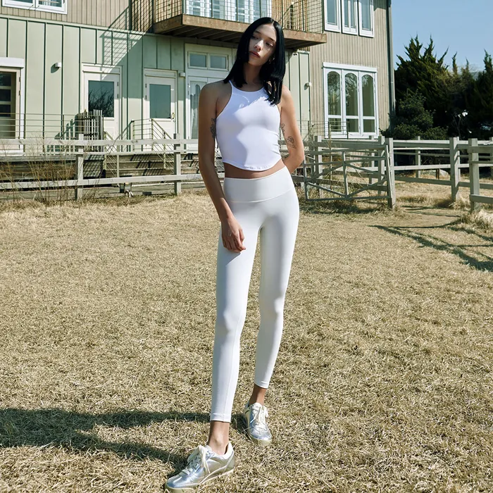 여성 요가복 DEVI-TS0047-화이트 필라테스 라운딩 홀터 슬리브리스 - 감도 깊은 취향 셀렉트샵 29CM
