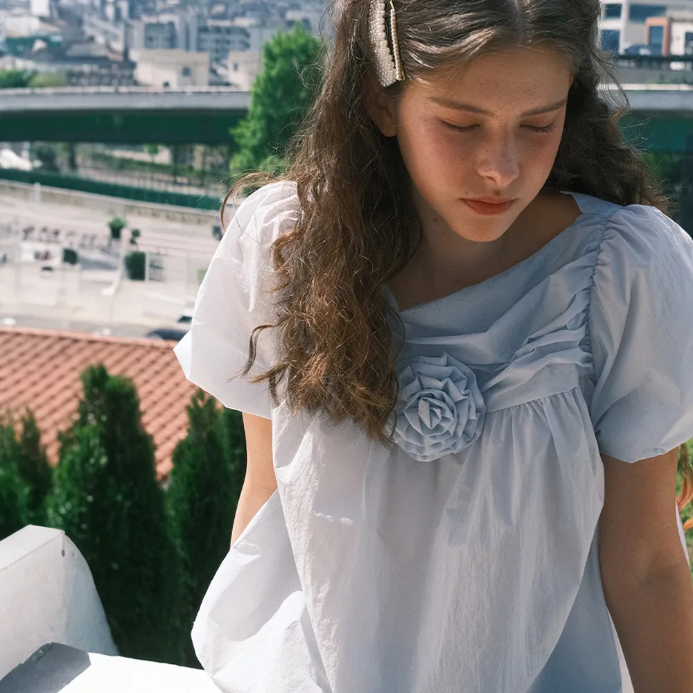 볼륨-셔링 코사지 블라우스 (2c) - 감도 깊은 취향 셀렉트샵 29CM