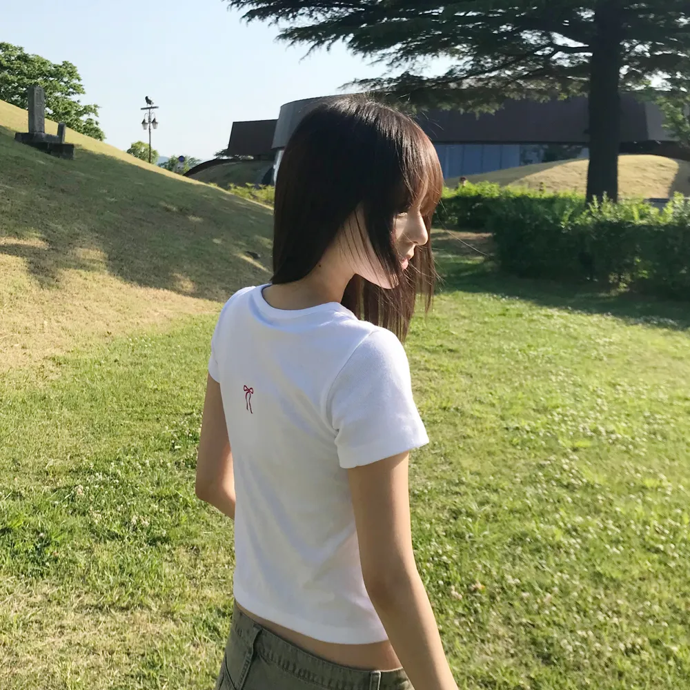 BACK RIBBON HEART SLIM CROP T SHIRTS (2color) - 감도 깊은 취향 셀렉트샵 29CM