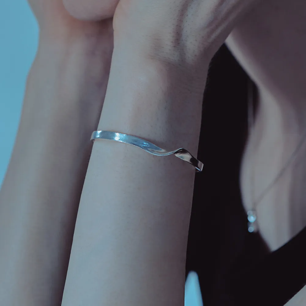 Wave bangle - 감도 깊은 취향 셀렉트샵 29CM