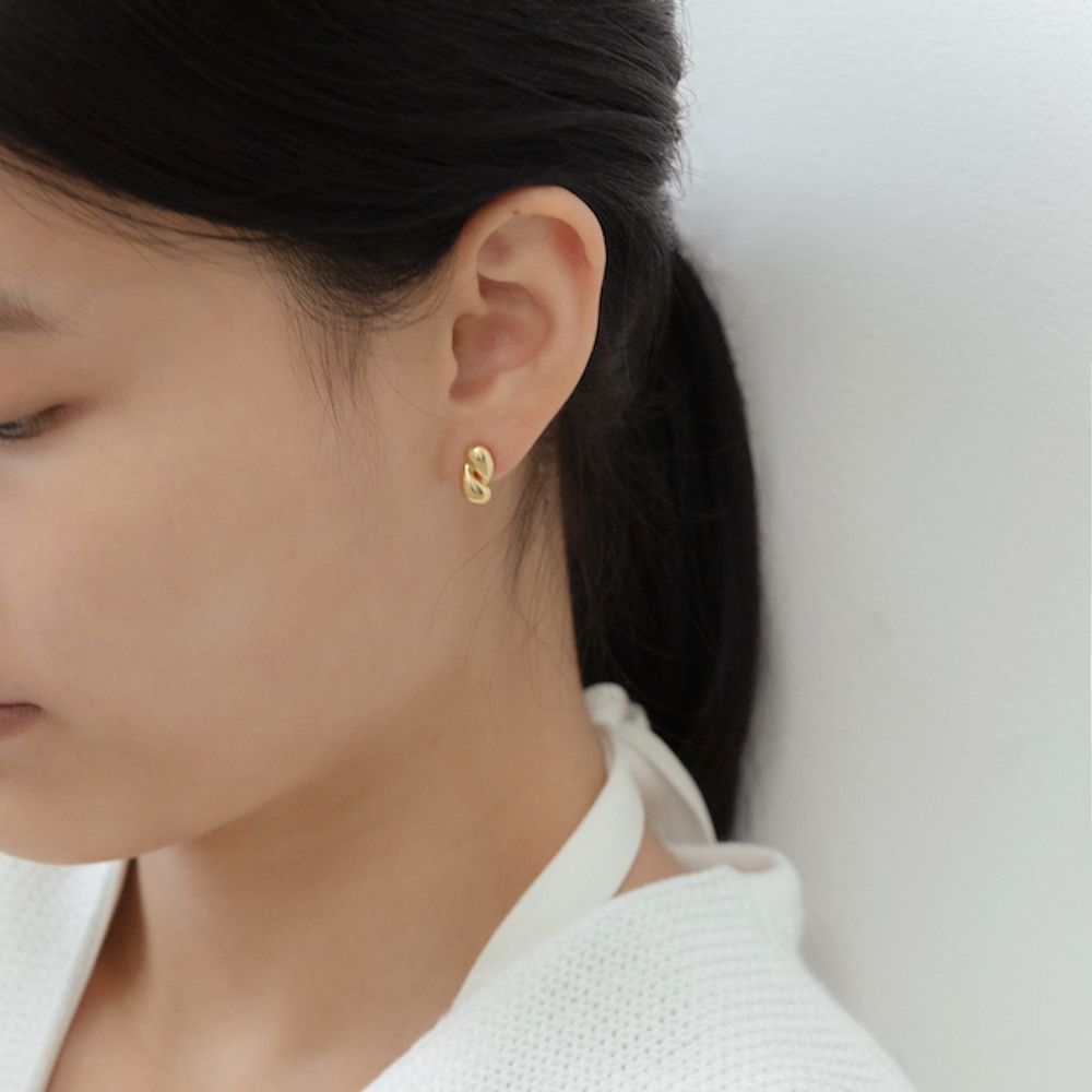 FLOW S EARRING [GOLD] - 감도 깊은 취향 셀렉트샵 29CM